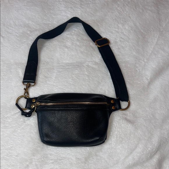 Universal Thread | Bags | Universal Thread Black And Gold Crossbody Bag ...